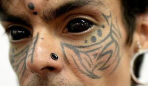 Tatuagem no Olho – É seguro? + Tudo sobre eyeball tattoo!